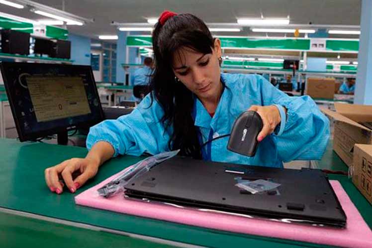 Laptops de marca cubana - IPS Cuba